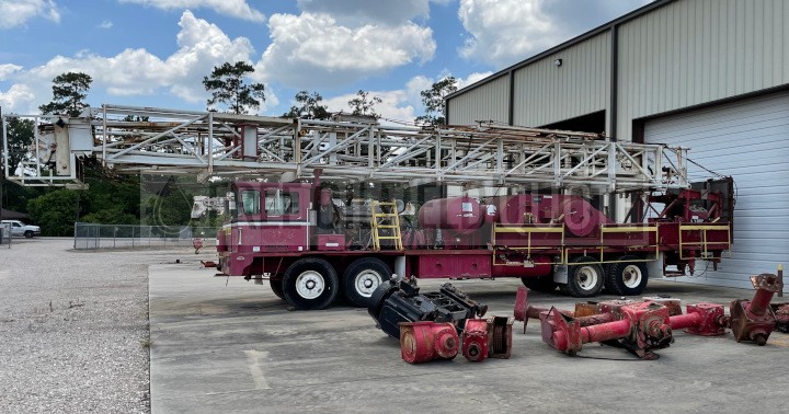 02251606 - 1982 Skytop RR400 Workover Rig